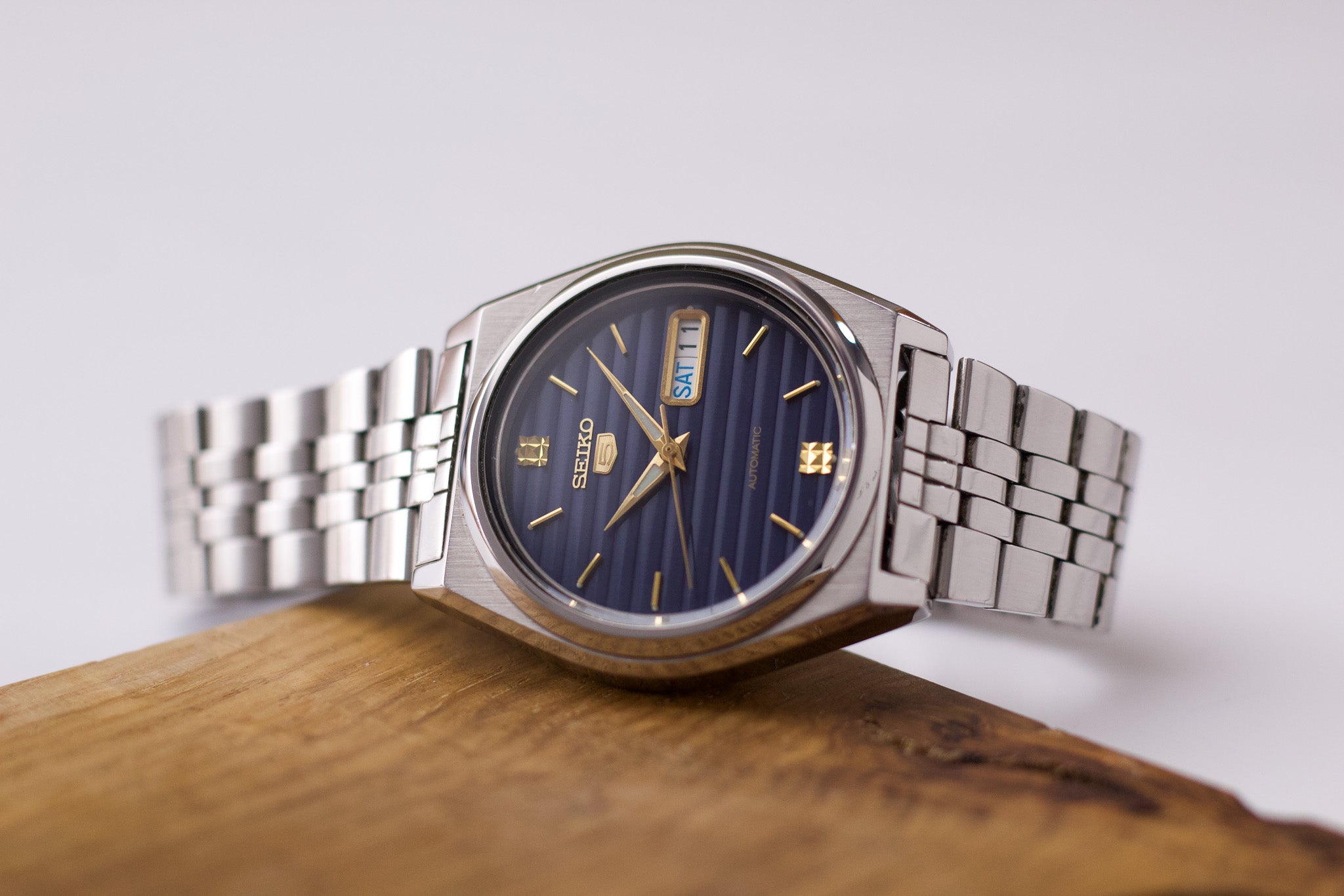[Serviced] 2000 Seiko 5 Blue Linear Dial Men's Wrist-Watch – Mecalco & Co.